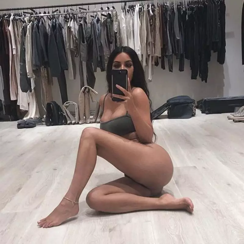 Kim Kardashians Zoo tshaj Bikini Lub Sijhawm Yuav Ua Rau Koj Tsis Nco Shes 40