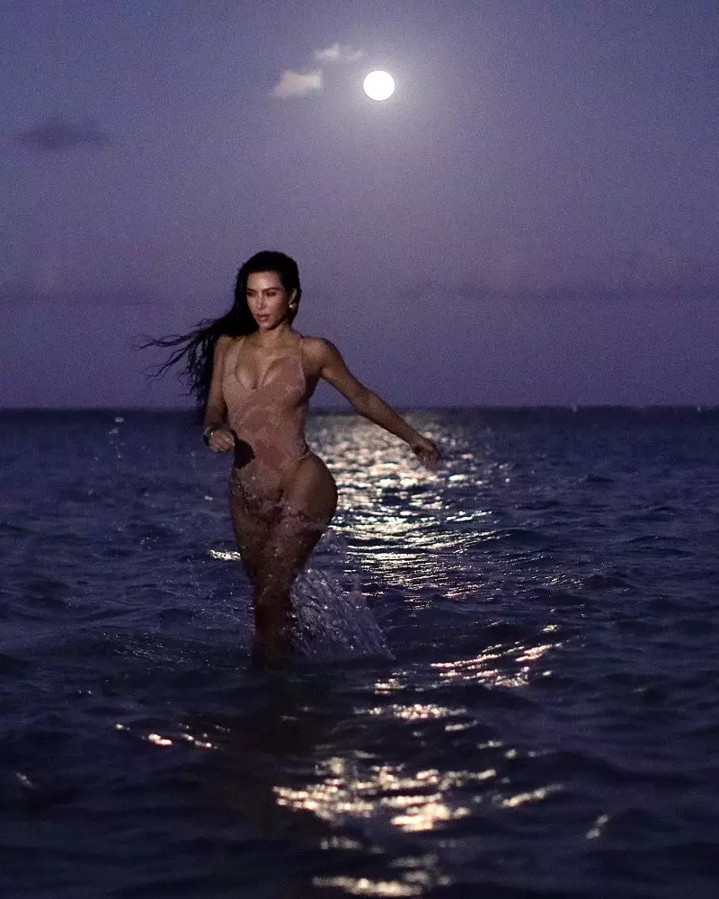 Kim Kardashian Flaunts Curves hauv Dub Bikini thiab Nude Ib Daim rau Skims Swim Diam duab Shoot