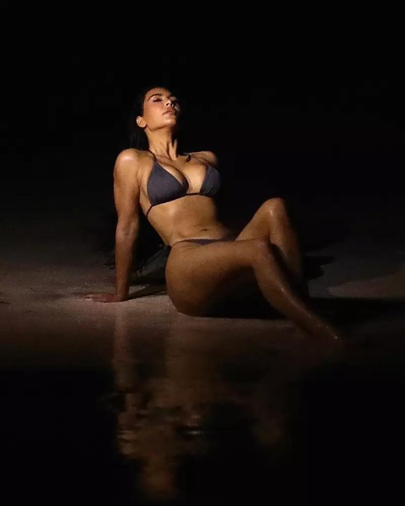 Kim Kardashian Flaunts Curves hauv Dub Bikini thiab Nude Ib Daim rau Skims Swim Diam duab Shoot