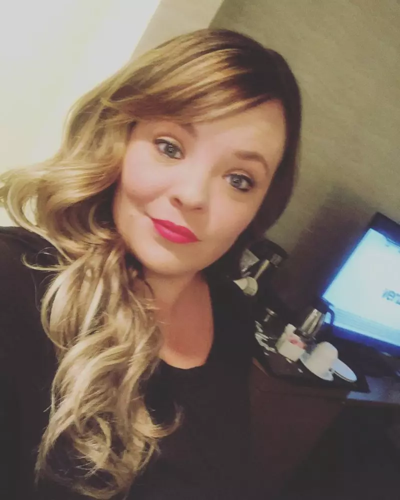 Catelynn Lowell o Fumana Pele ho Batsoali-Lishamer Ka mor'a ho bonahala eka o daea Moriri oa Nova- karolo ea 'Calm Down, Y'all'