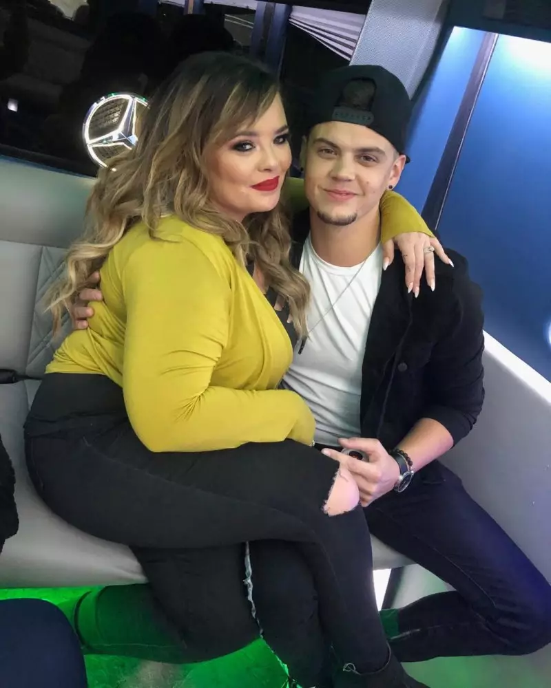 Catelynn Lowell și Tyler Baltierra se îmbrățișează