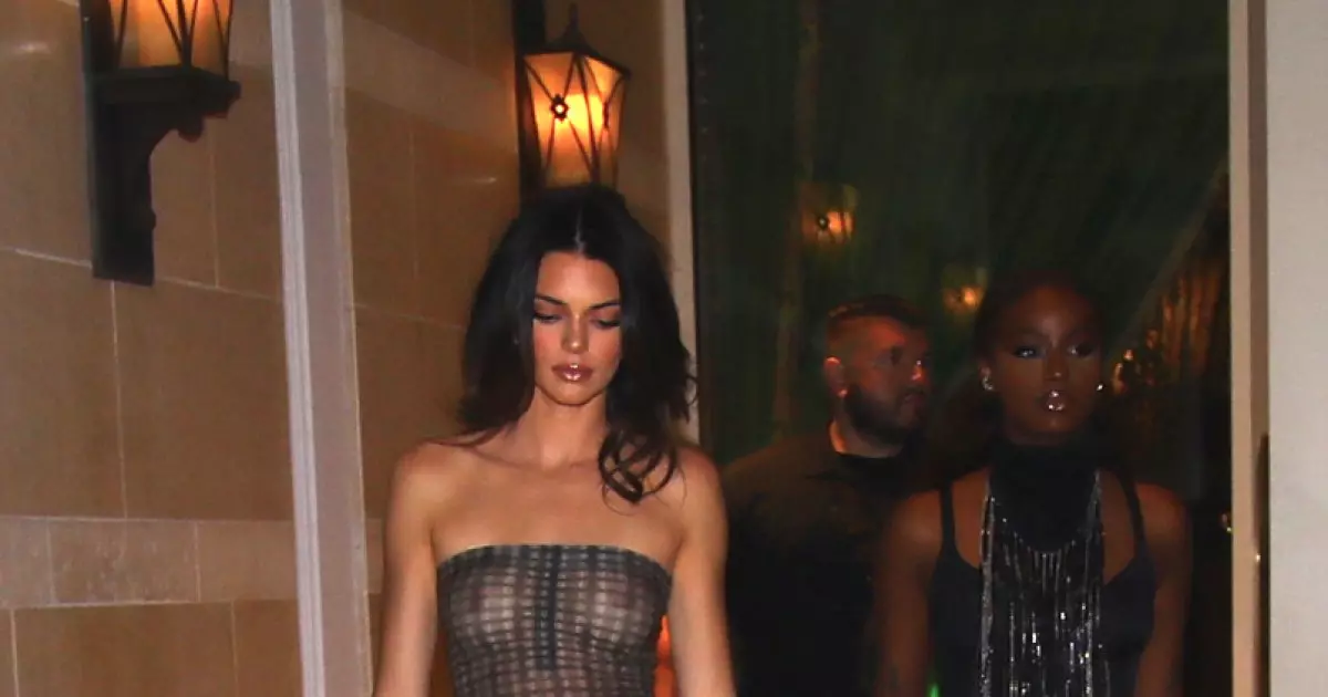 Kendall Jenner Ya Tafi Braless a (Sosai) Duba-Ta Gaban Lokacin Buɗe Club