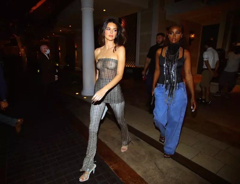 Kendall Jenner rockar genomskinlig topp under klubbutflykt