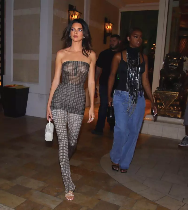 Kendall Jenner Rocks Tríd is Fearr Le linn Turas Club