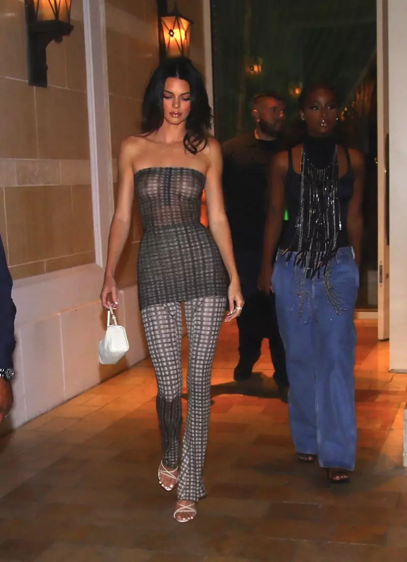 Kendall Jenner usa top transparente durante passeio em boate