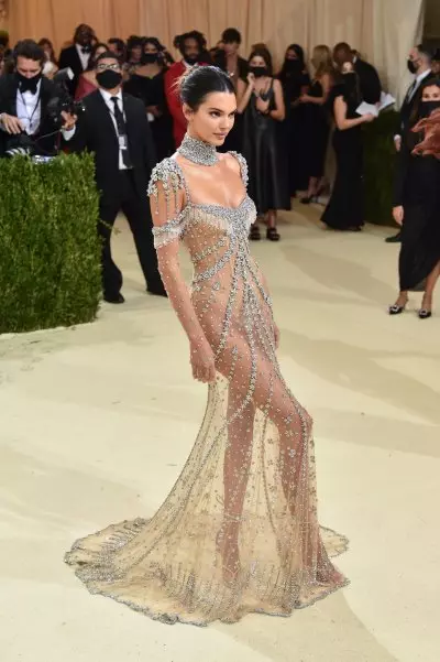 天使！肯德爾詹納走 2021 年 Met Gala 紅地毯獨奏