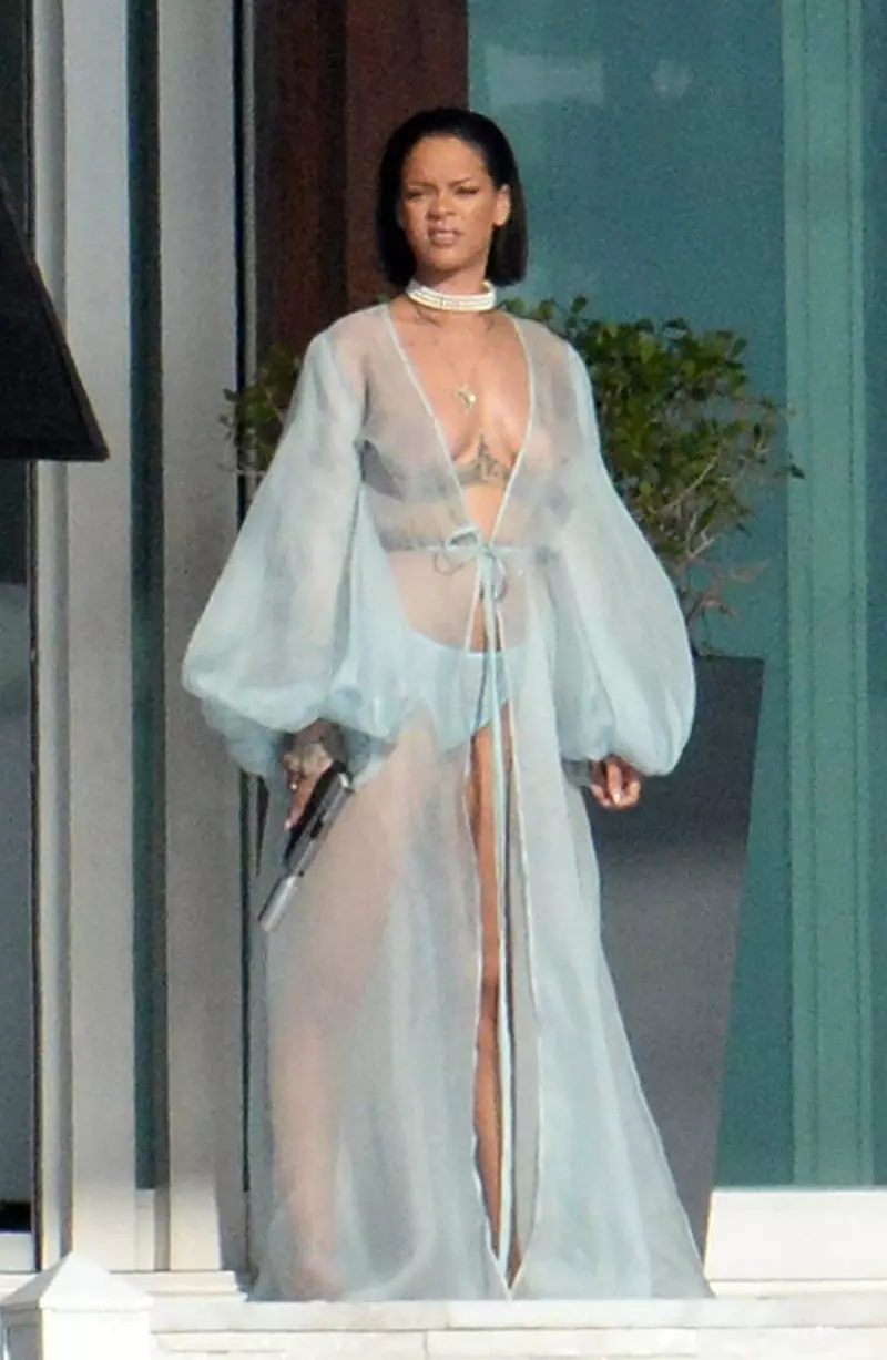 Γκαλερί φωτογραφιών Rihanna Braless