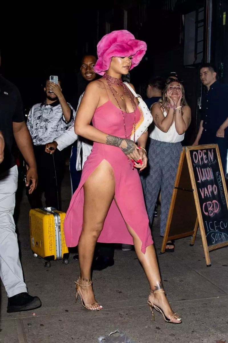 Rihanna Braless Photos