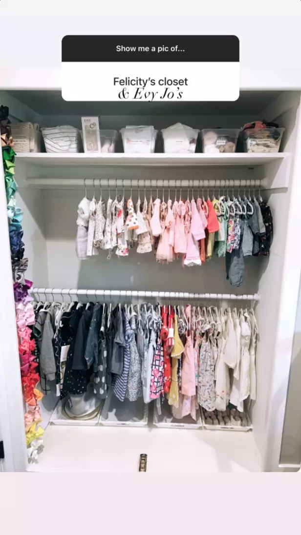 Jinger Duggar cho thấy Inside of Felicity và Evangelines Closet