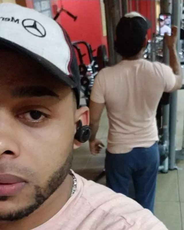 Luis Mendez snima selfie u teretani