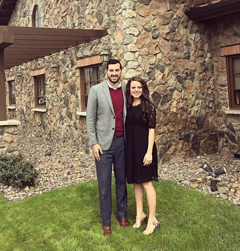 Jinger Duggar 為教堂展示膝蓋