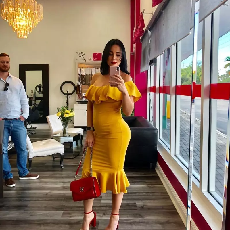 Paola Mayfield con vestido amarillo