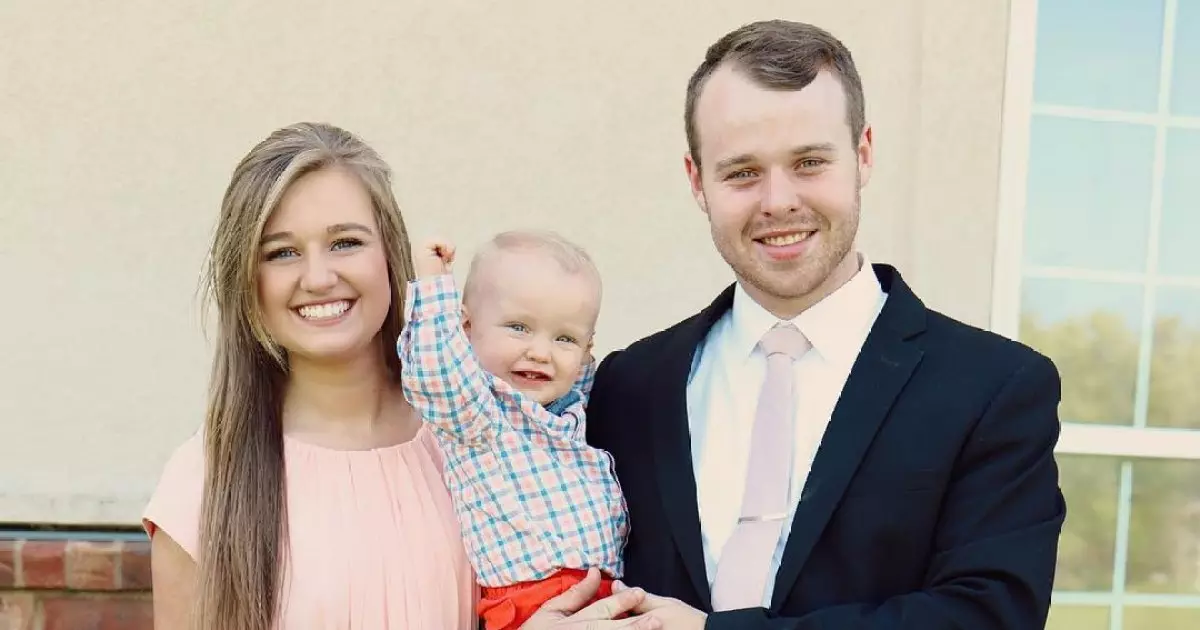 'Counting On' គូស្នេហ៍ Kendra Caldwell និង Joseph Duggar's Cutest Family Photos