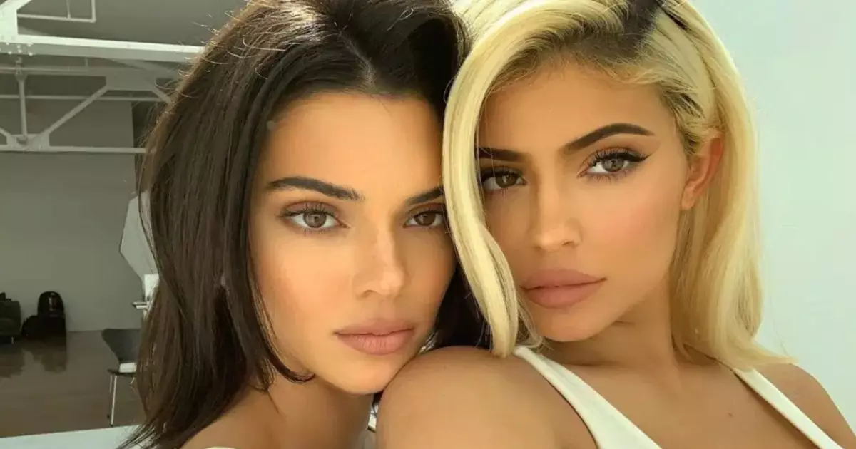 Kylie Jenner Yn Datgelu Ei bod yn Gwlychu Ei Hun Yn ystod Fideo Meddwi Gyda Kendall