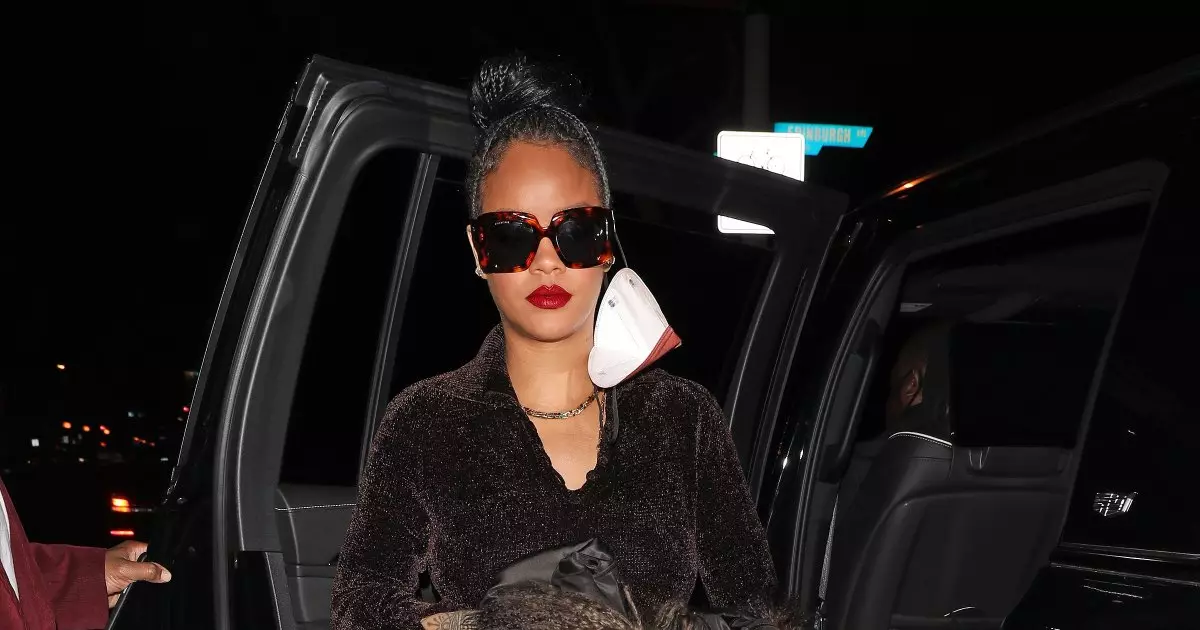 Rihanna Anovhiringa Mafeni neKutevedzera Booty-Baring Pajama Bottoms