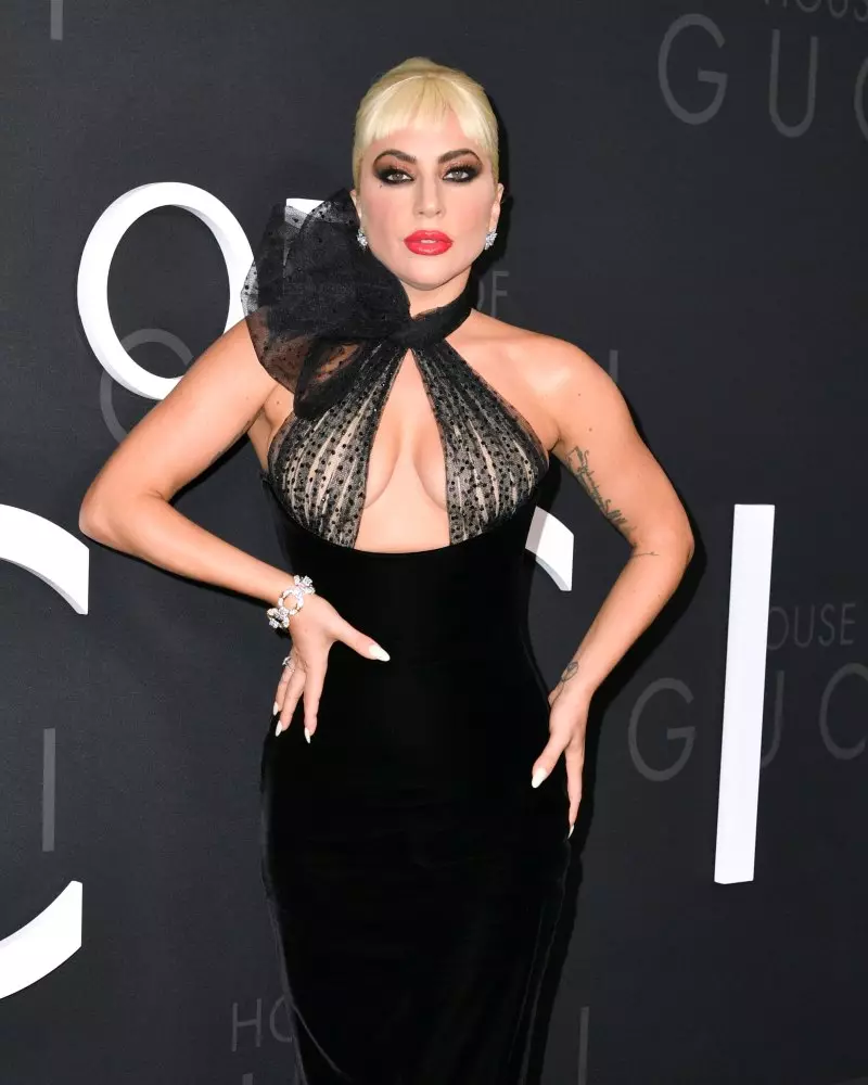 Lady Gaga senza reggiseno