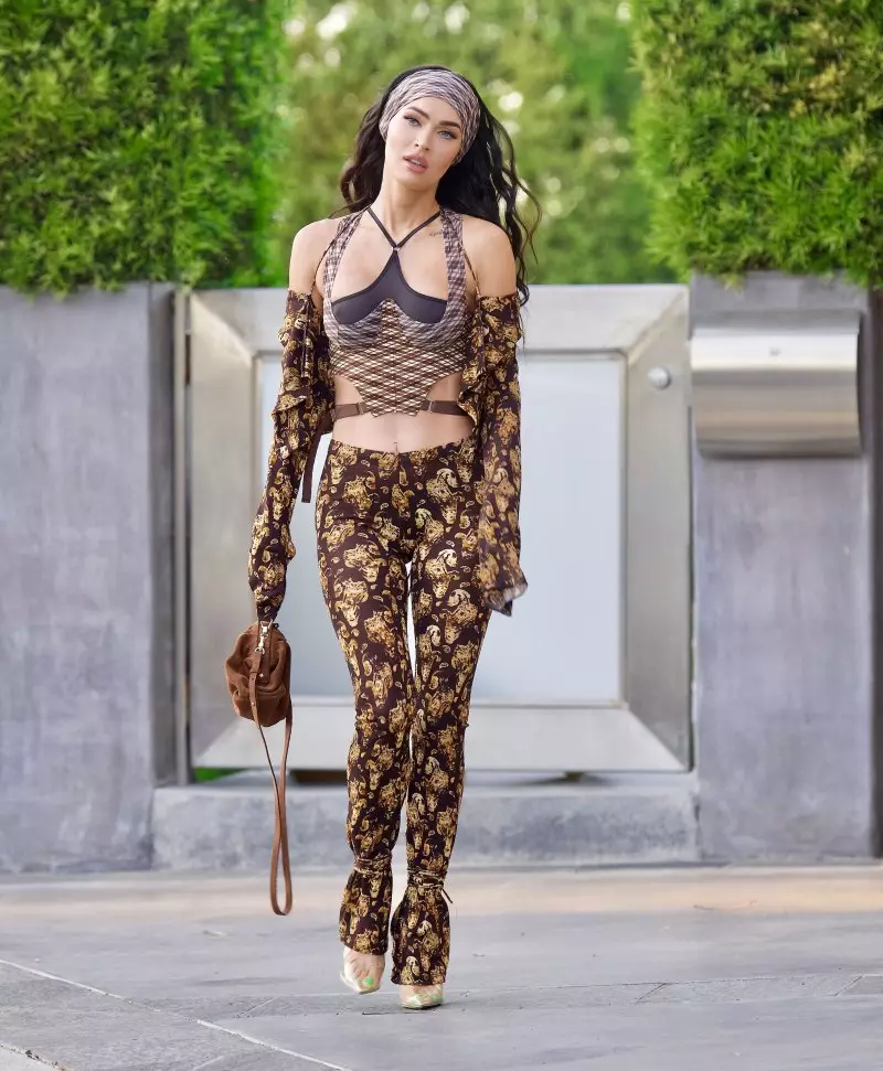 Braless Queen! Megan Fox Rocks a Sheer and Sexy Halter Top: Wêneyan Binêre