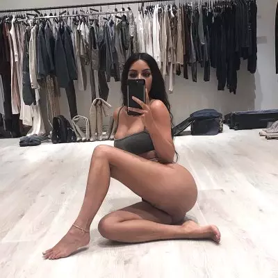 Kim Kardashian Pamer Bokong Telanjang dalam Foto Bikini Hitam di Tengah Romansa Pete Davidson