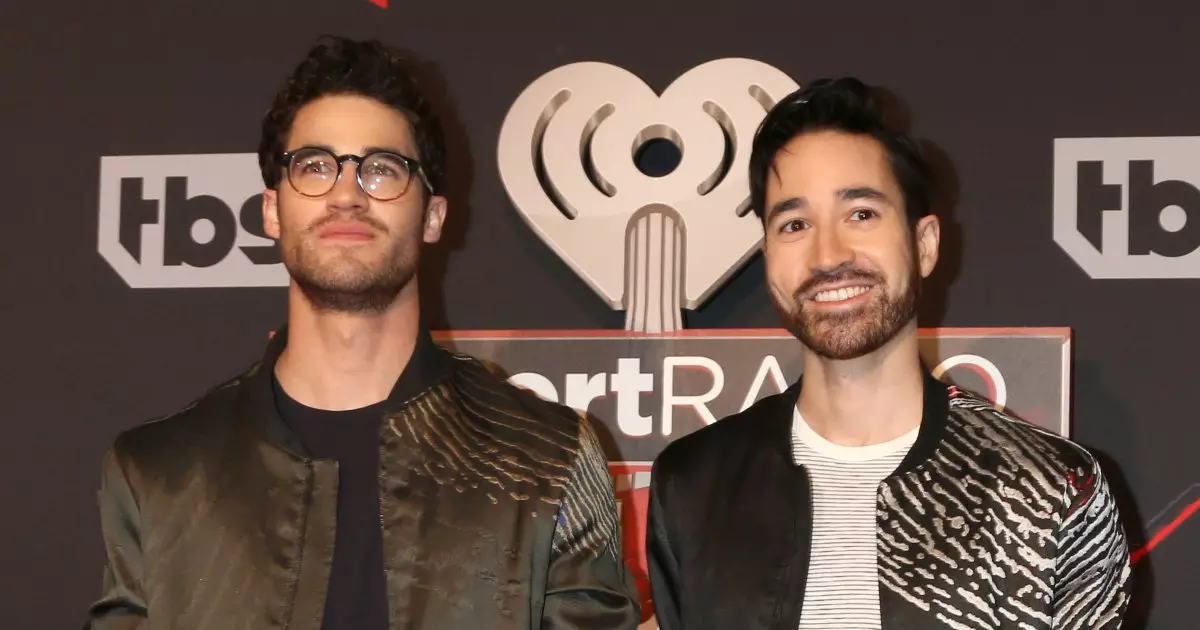 Darren Criss de Glee anuncia la trágica muerte de su hermano Chuck