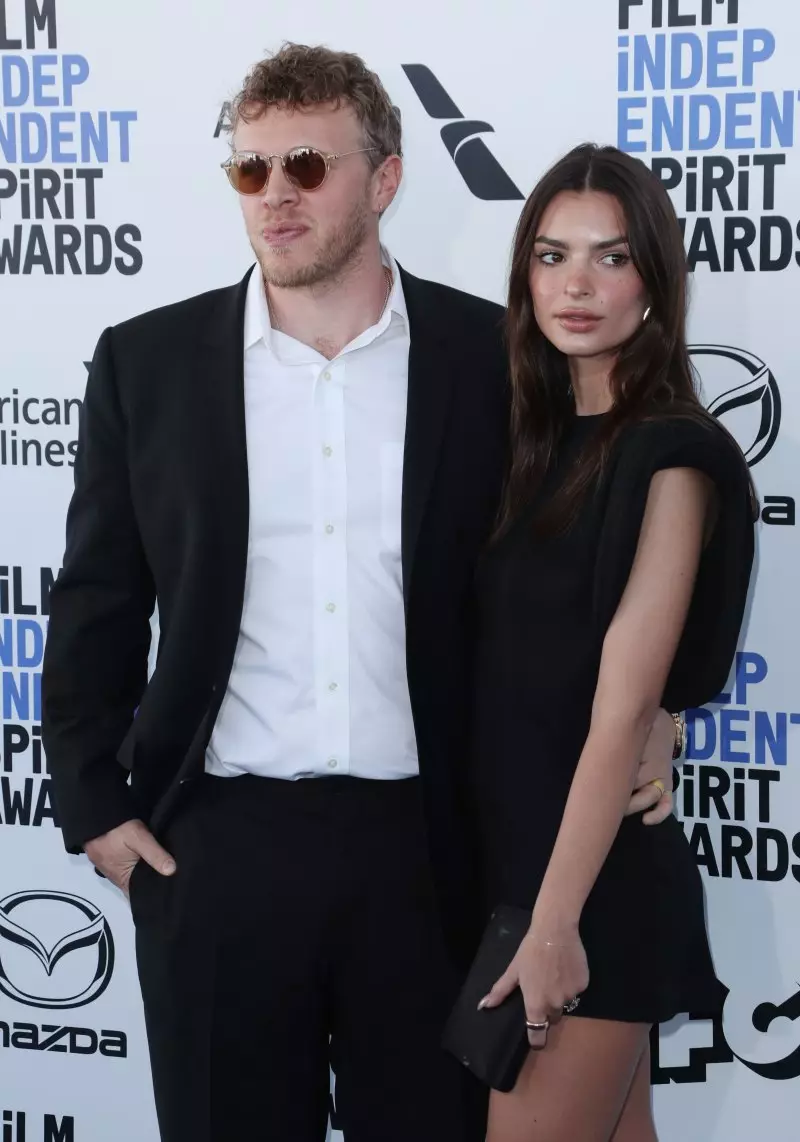 Emily Ratajkowski Sebastian Bear-Mcclard ልጅ ቁጥር 1 ወለደች