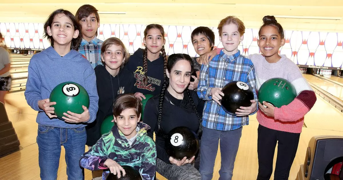 ضربة حظ! يحتفل "Octomom" بعيد ميلاد الأطفال الثالث عشر في Bowling Alley