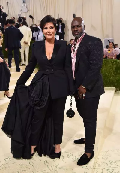 kris jenner corey twv txiaj tau ntsib gala 2021 cov ntaub pua plag liab