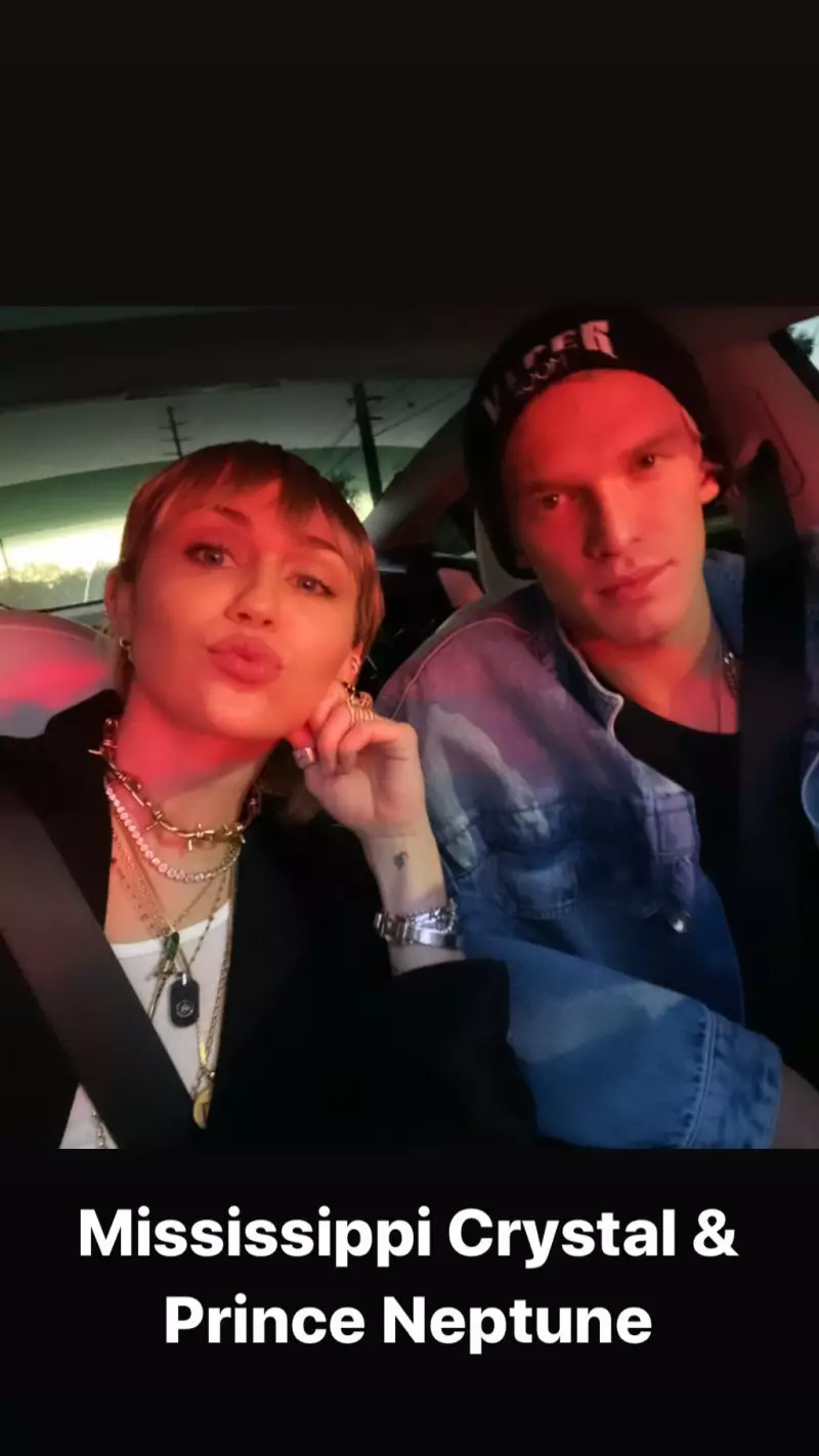 Miley Cyrus le Cody Simpson ka Koloi