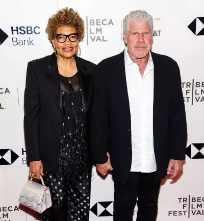 Allison Dunbar Woman เห็น Ron Perlman อบอุ่น