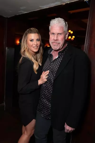 Ron Perlman สวมสูทกับแฟนสาว Allison