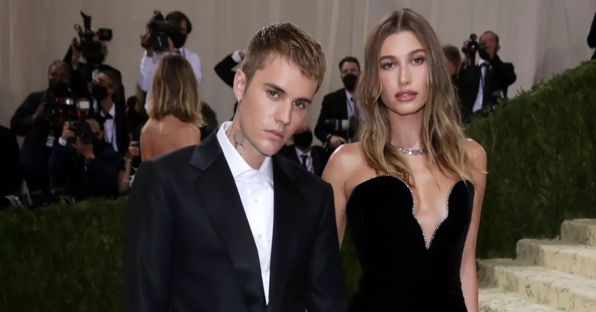 Justin sareng Hailey Bieber Cocog sareng Hideung pikeun Gala Patepang Kahiji Maranéhna