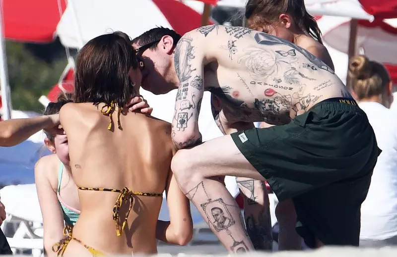 Kaia Gerber knuffelt mei Pete Davidson yn in giele bikini