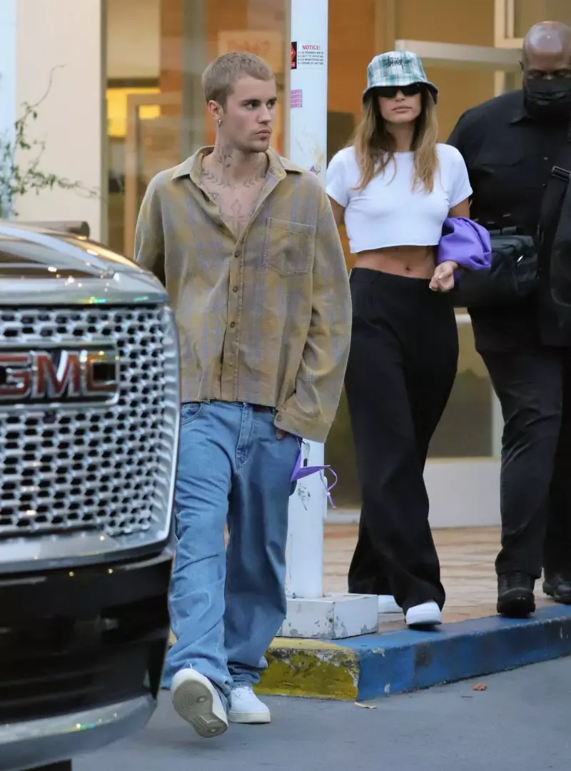 Ipinagmamalaki ni Hailey Baldwin ang Kanyang Toned Tummy sa Date Night kasama si Justin Bieber Kasunod ng Espekulasyon ng Pagbubuntis