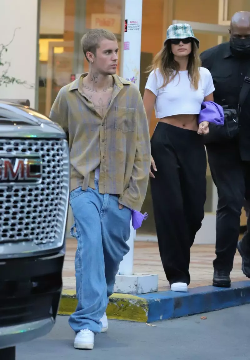 Hailey Baldwin waxay ku canaanatay calosheeda toned habeenkii taariikhda iyada iyo Justin Bieber ka dib saadaalinta uurka