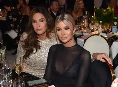 sophia hutchins nganggo klambi biru karo caitlyn jenner