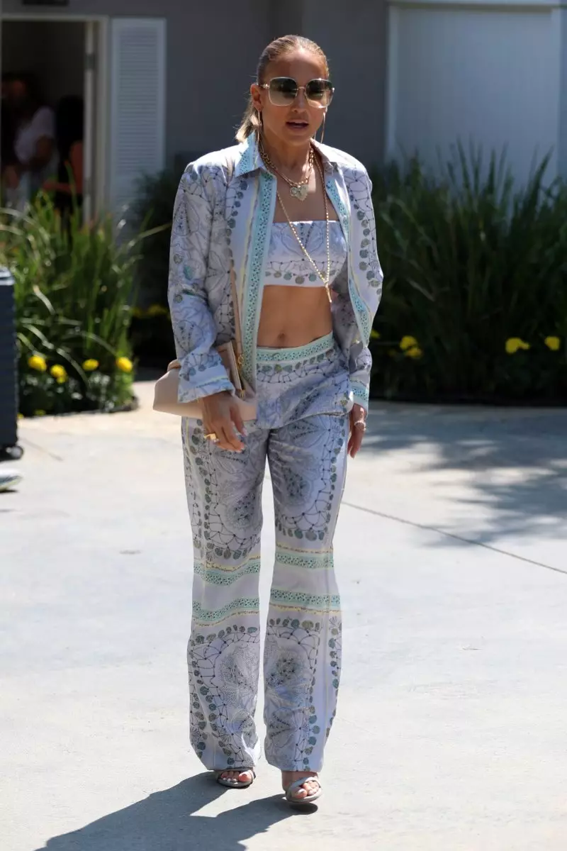 Jennifer Lopez Montras Abs en Crop Top Kun Filino Emme 5