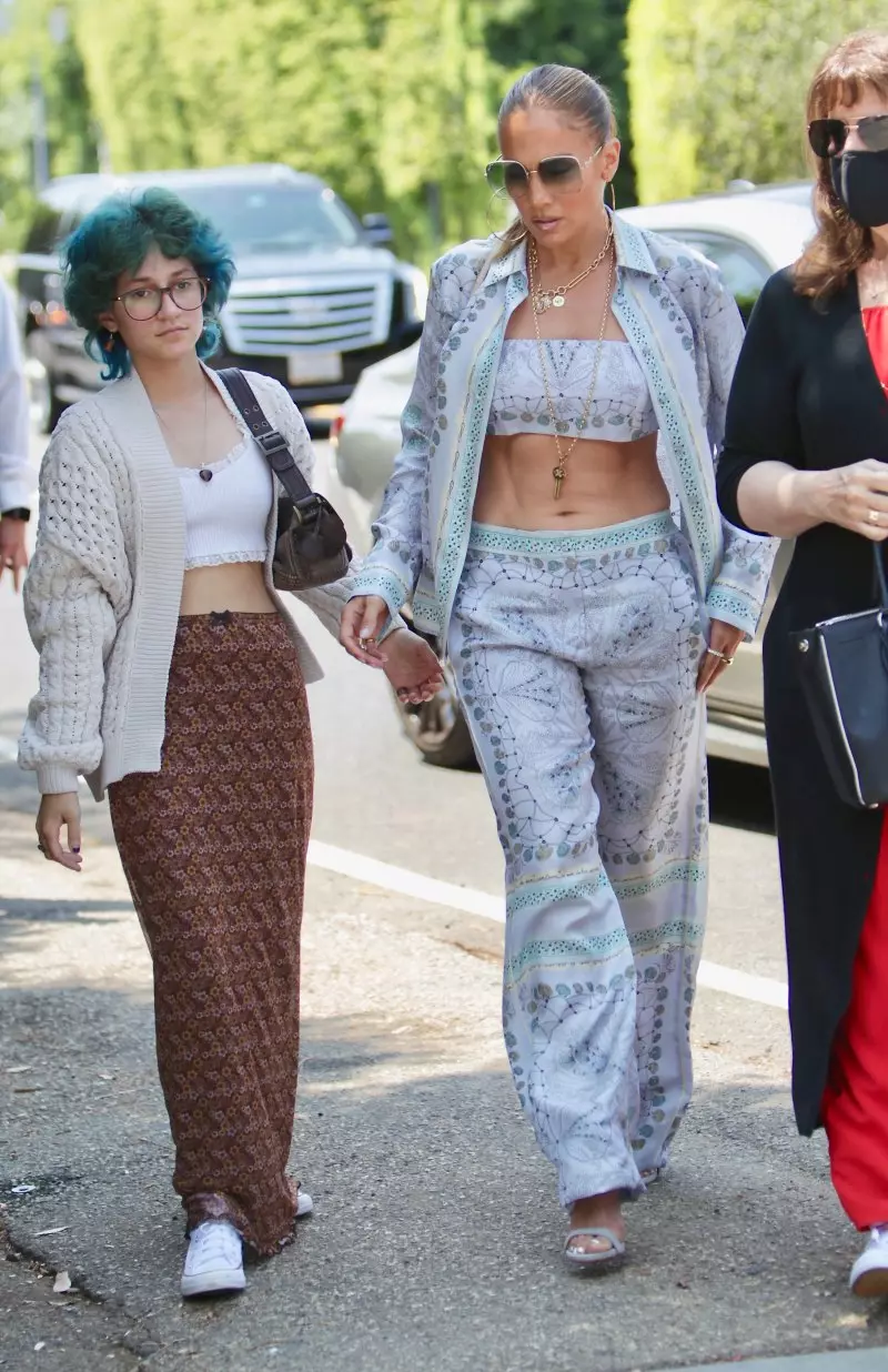 Jennifer Lopez arată abdomene în crop top cu fiica Emme 4