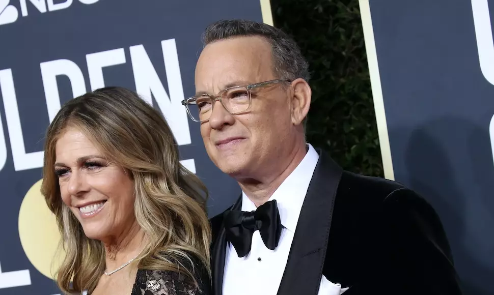 Tom Hanks kundiget oan dat hy en frou Rita posityf testen foar Coronavirus: 'Wy sille de wrâld op 'e hichte hâlde'