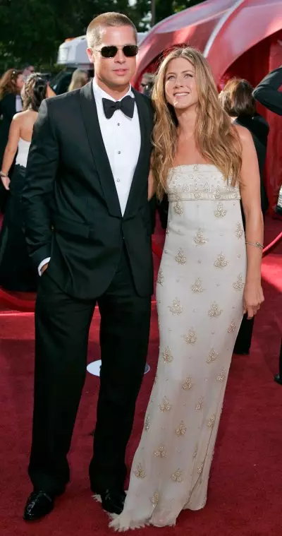 Jennifer Aniston Nganggo Busana Putih Karo Brad Pitt ing Kacamata Hitam