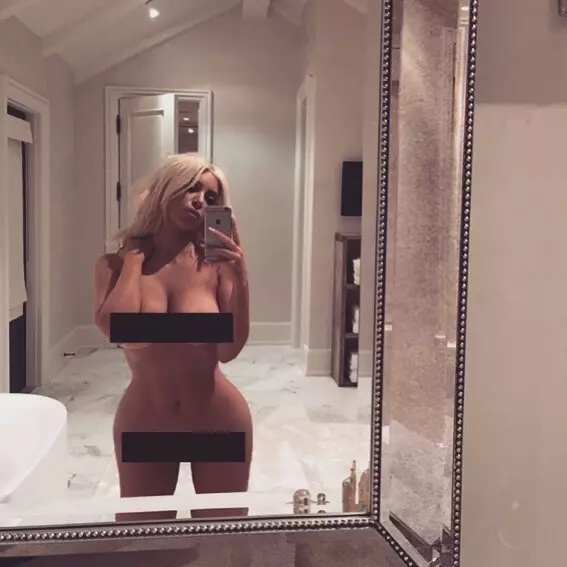 Kim Kardashian snima golu fotografiju