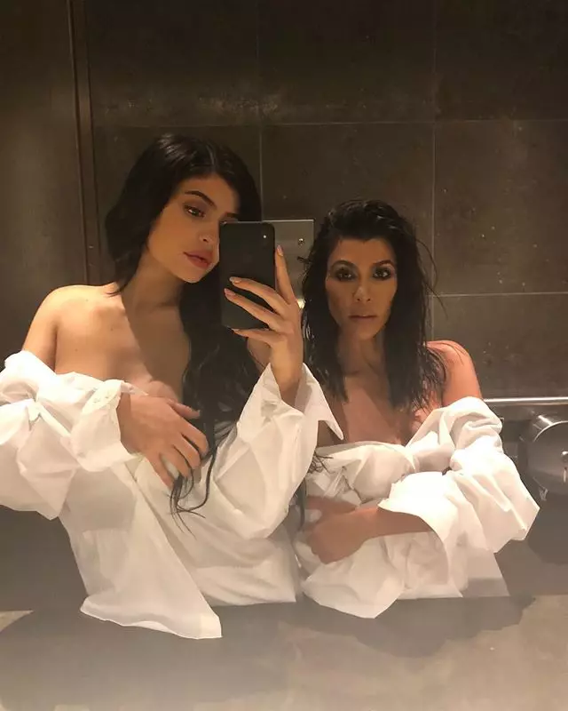 Kourtney Kardashian en Kylie Jenner neem 'n sexy selfie