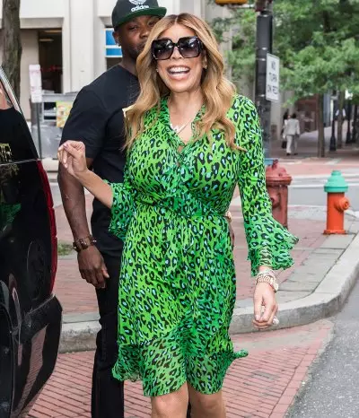 Wendy Williams ពាក់រ៉ូបពណ៌បៃតងជាមួយវ៉ែនតា