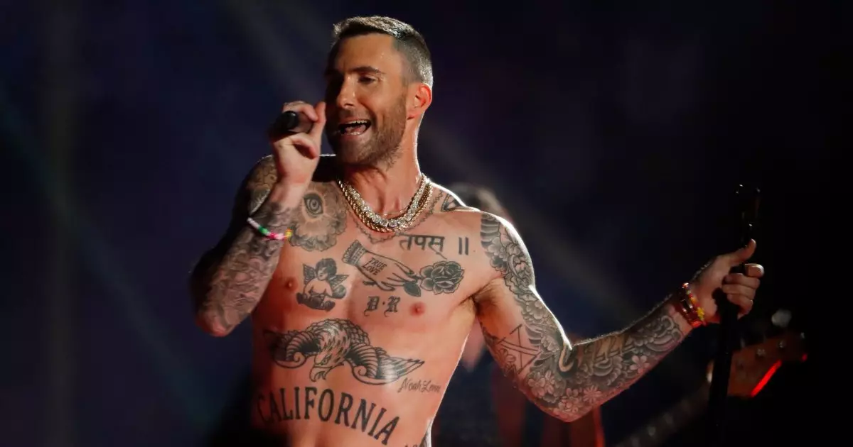 Adam Levine frumsýndi djörf nýtt andlits húðflúr! Sjá Aðrar Celebs With Daring Ink