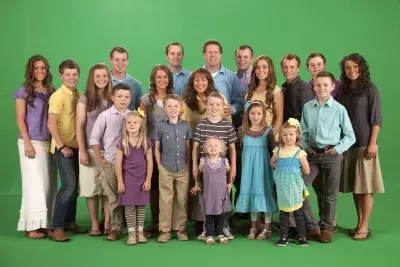 Oṣu Keje 2015 19 Awọn ọmọde ati kika Josh Duggar ati Anna Ibasepo Ago