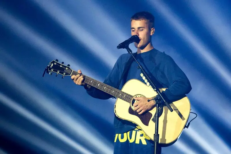 Justin Bieber tocando su guitarra