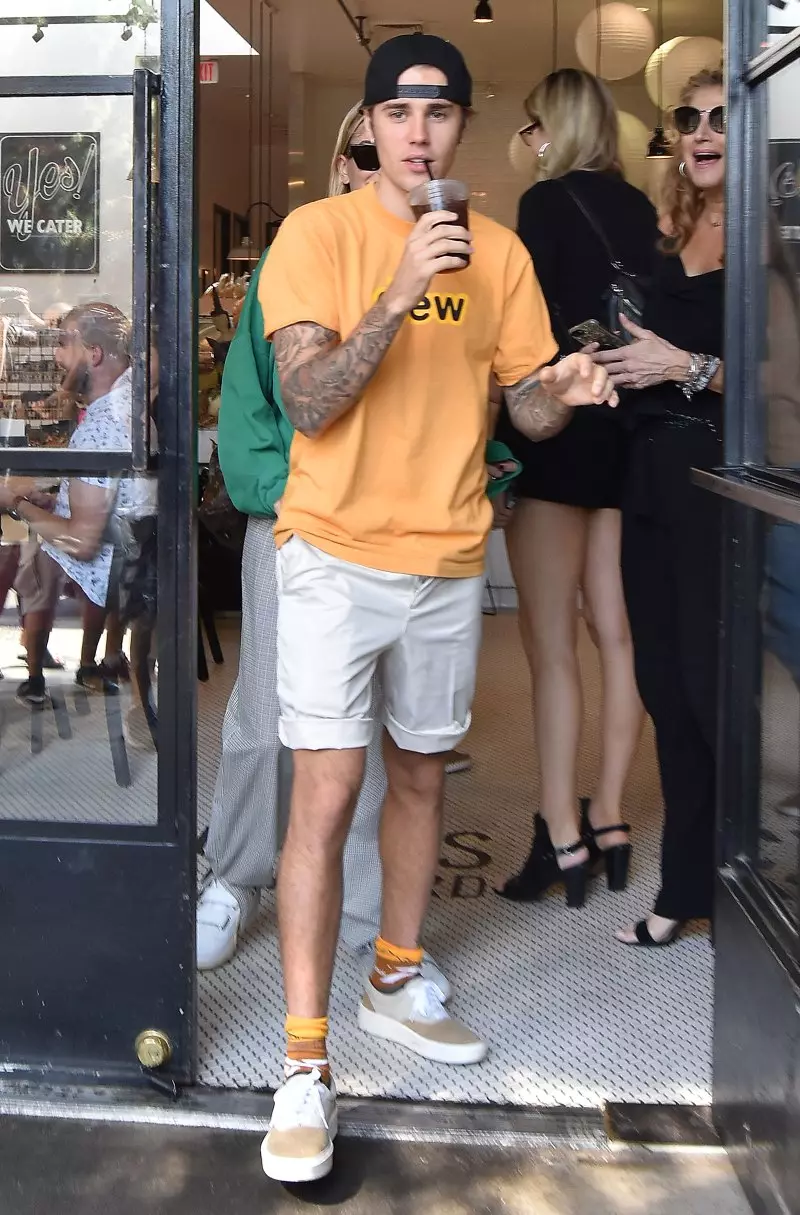 Justin Bieber vistiendo neón con Hailey