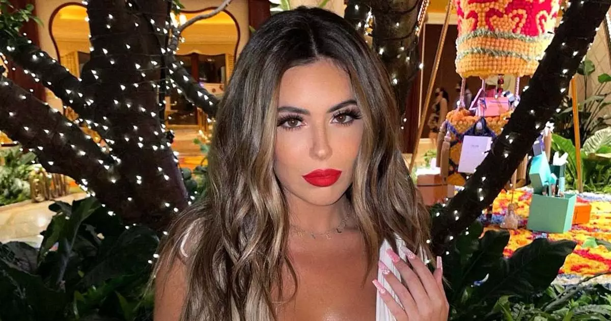 Brielle Biermann пляскае назад пасля адмовы ад напаўняльніка для губ, перапляцення і акрылу