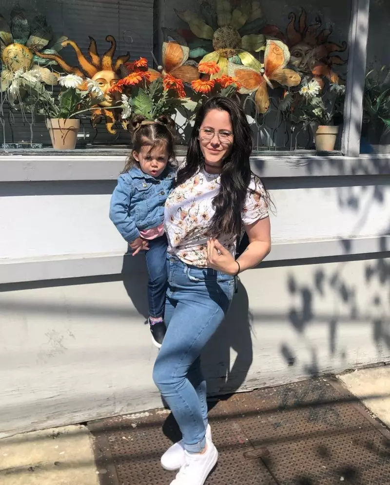 Jenelle Evans sostendo á súa filla