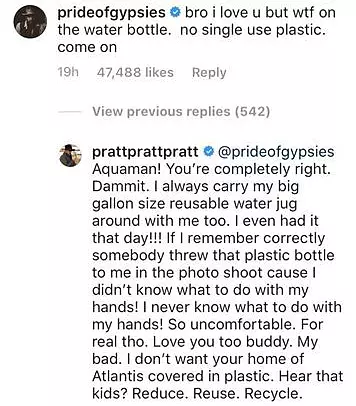 Jason Mamoa Nyuhunkeun Hapunten ka Chris Pratt Saatos Ngabantingkeun Anjeunna Nganggo Botol Cai Plastik Nalika Potret Poto