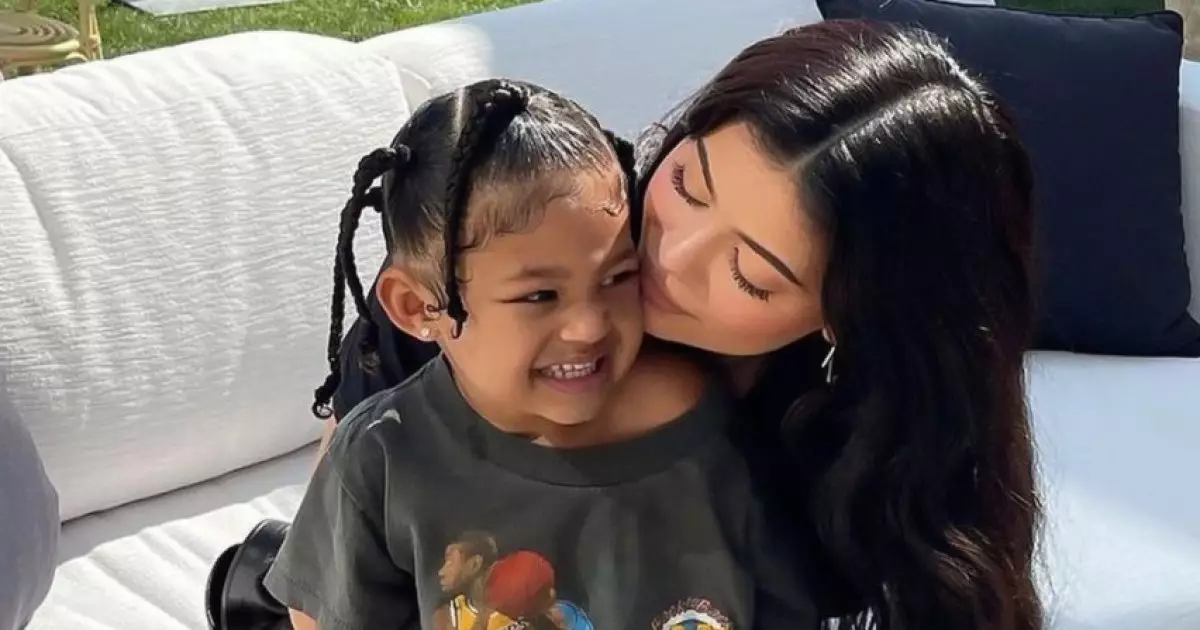 Kylie Ngajalankeun Tugas Sareng Putri Stormi 1 Bulan Saatos Ngabagéakeun Putra Wolf