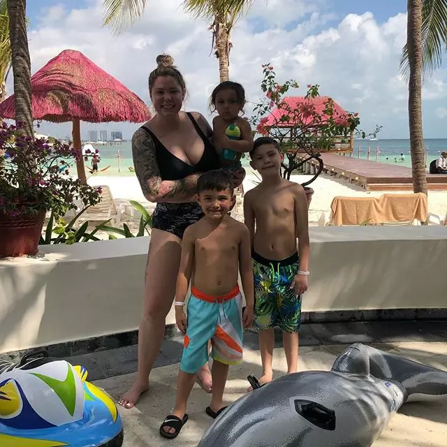 Kailyn Lowry har på seg badedrakt med sønner